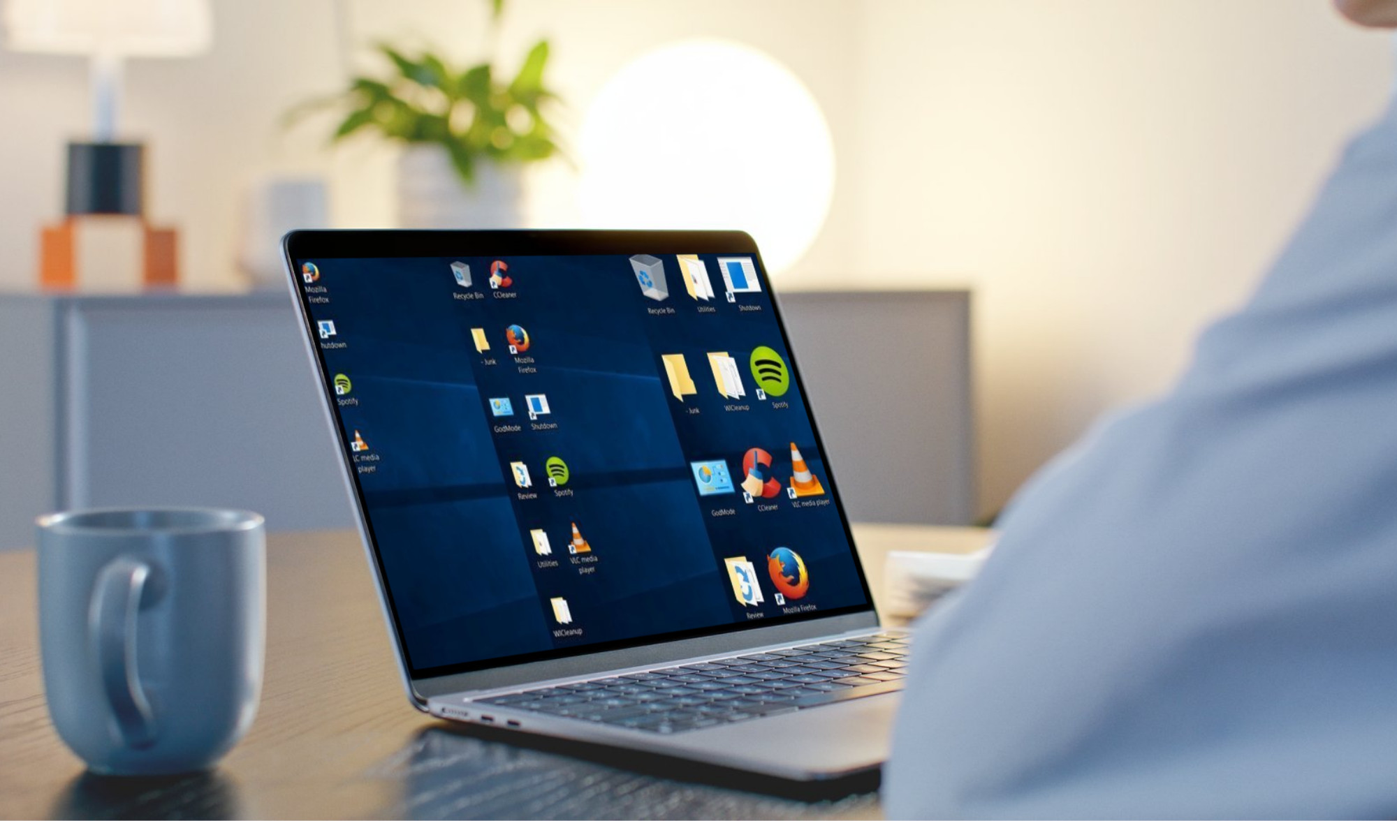 How to Change Size of Desktop Icons in Windows (3 Ways)